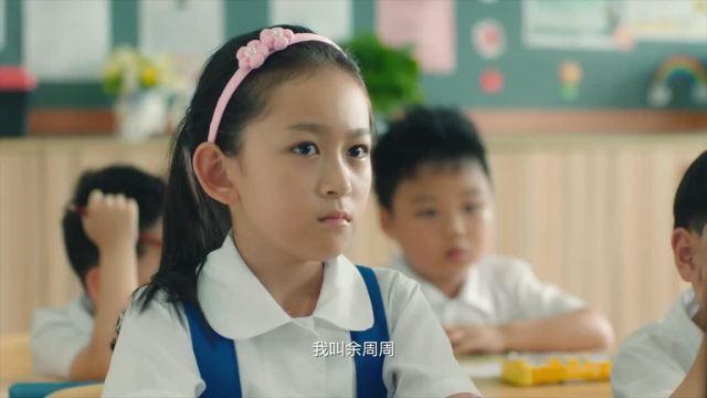 女孩第一次来学校不知所措,自我介绍都不知道怎么说,太尴尬了