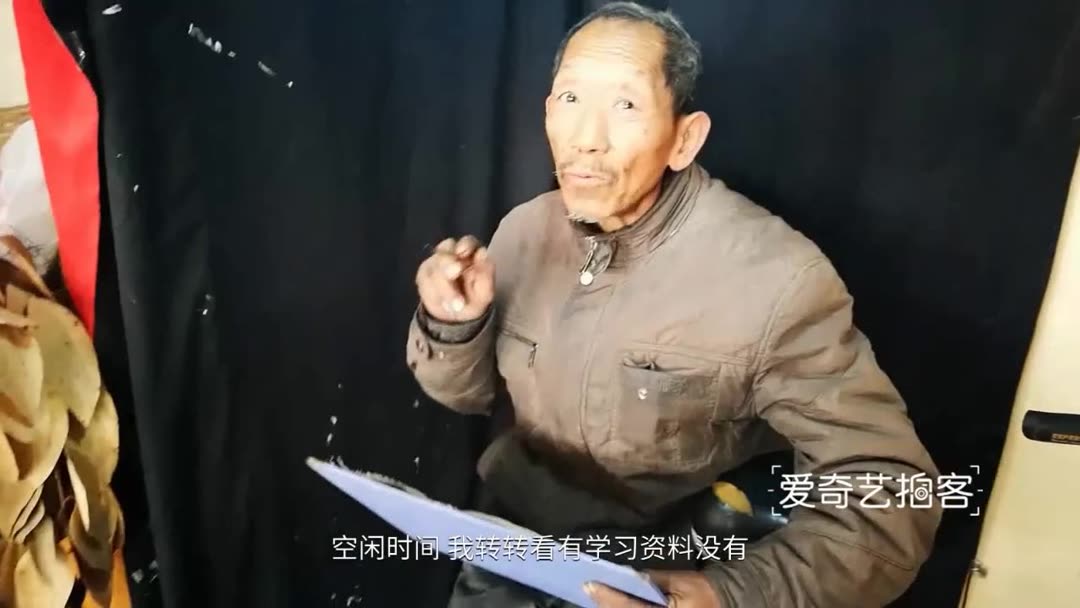 【拍客】农村大爷美院当模特 捡废纸学画作品惊呆师生