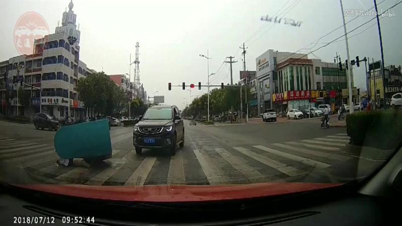 行车记录仪:记录车祸瞬间,看完提醒大家出行多注意安全