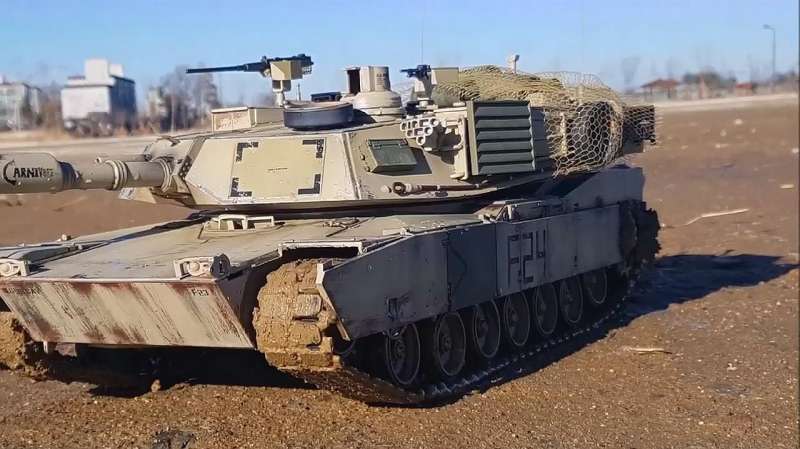 M1A2仿真坦克RC模型,户外泥泞路况行动测试,还挺不错的