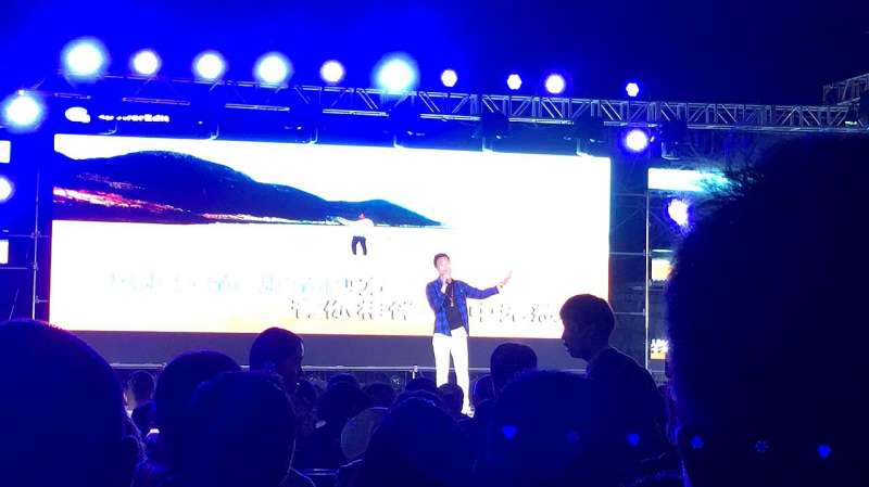 农村舞台表演,小伙实力歌手唱的这首歌太嗨了,一开嗓惊艳全场