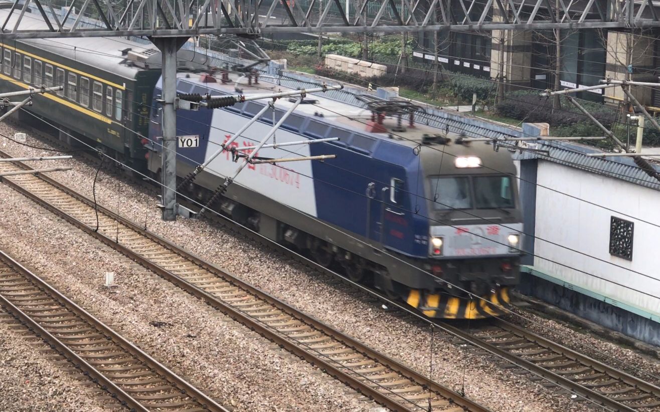 ...牵引 K1156 次列车京沪上行线通过/CRH2C 2100 担当 G7264 次列车...