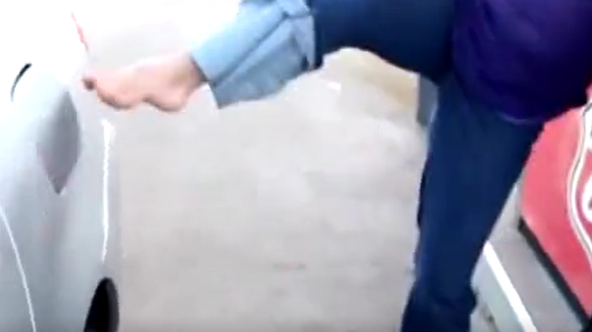 国外无手女孩用脚开车,还独自给车加油!佩服佩服