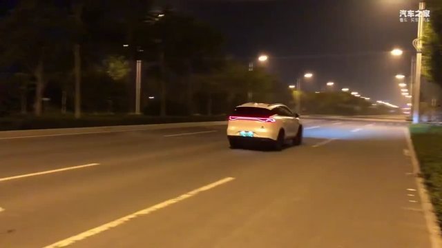 比亚迪唐DM起步加速展示,大家听听声浪效果如何!