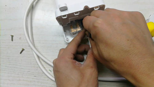 插排又不够用了!自己动手接一个吧!还是用的两芯线不够规范