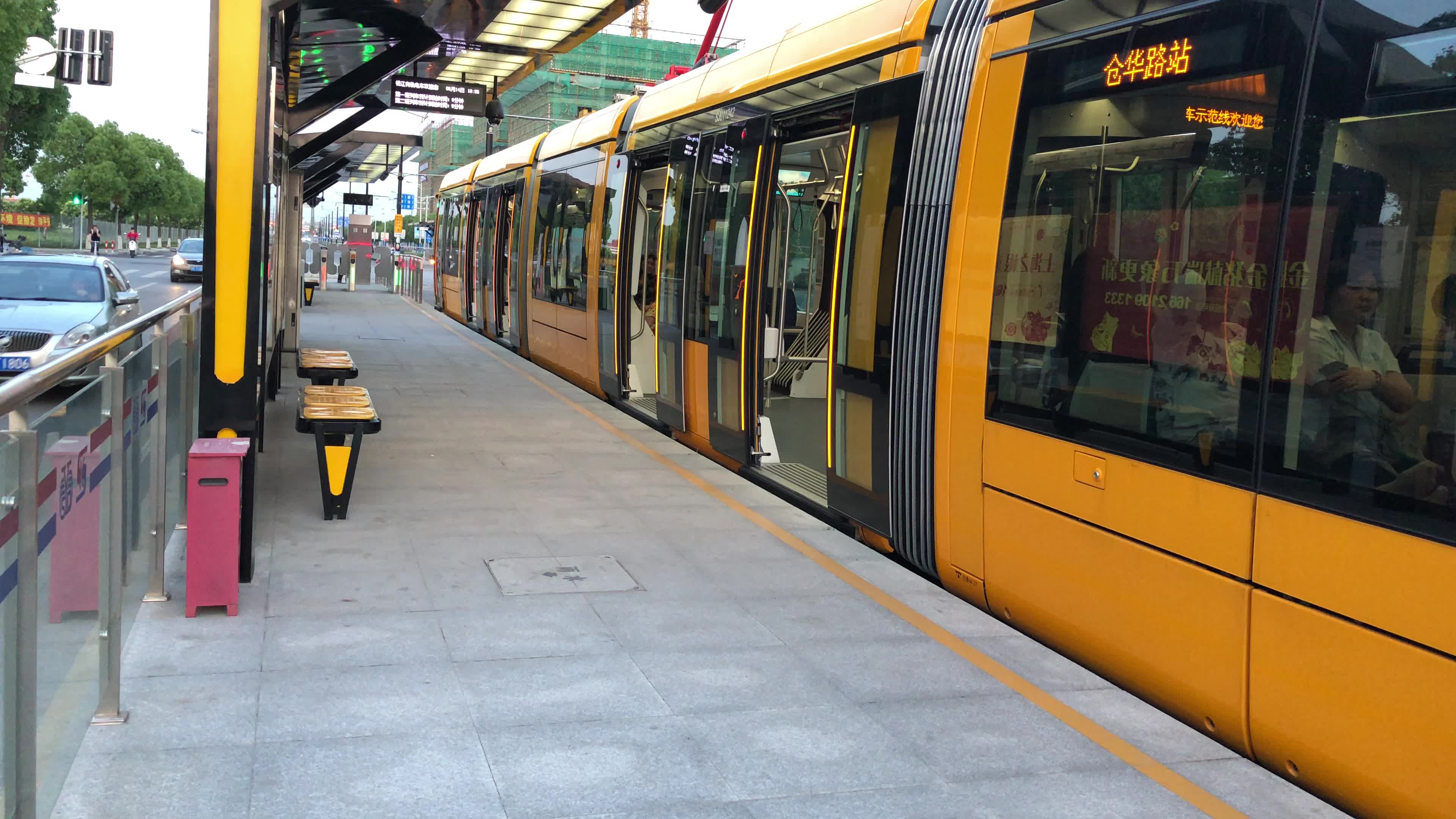 松江有轨电车0129号车中辰路出站