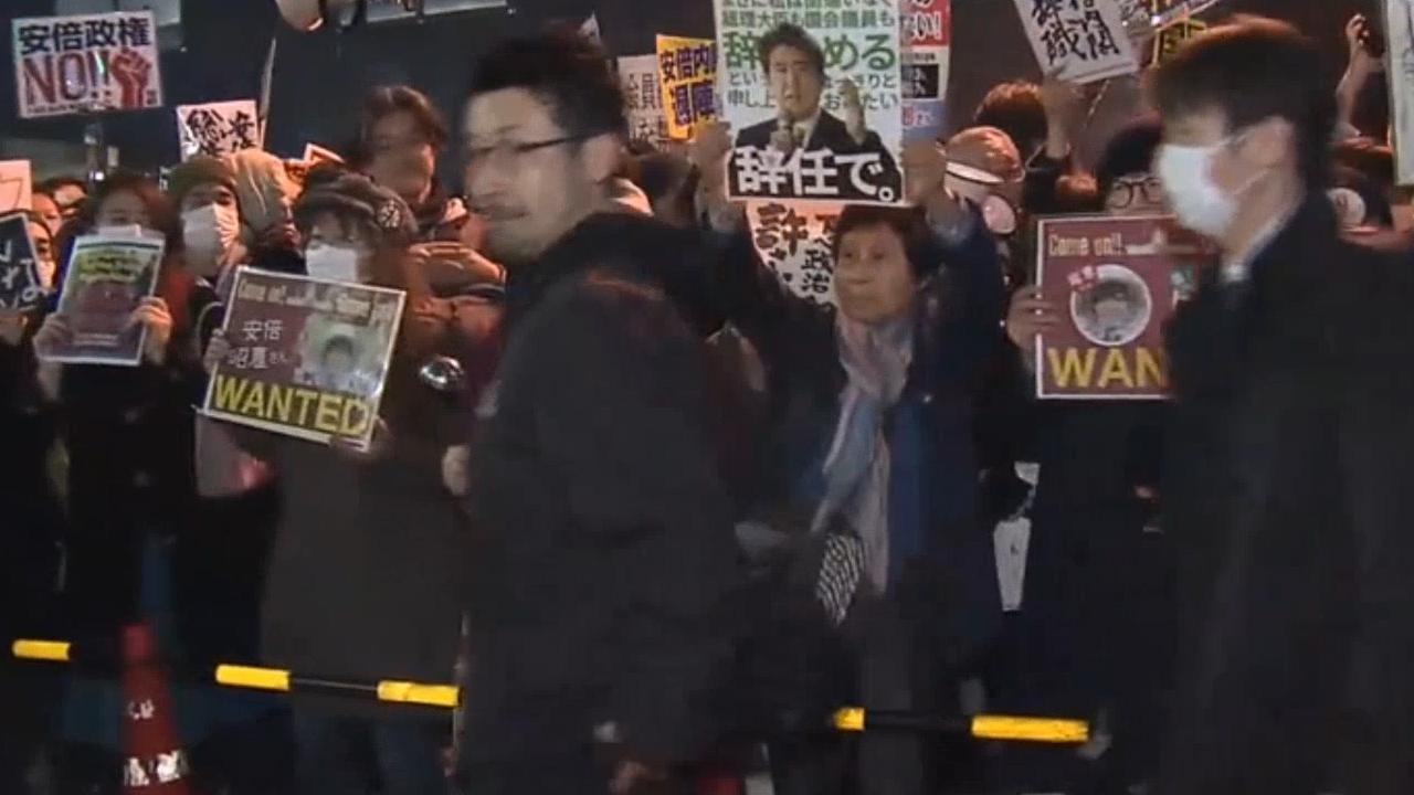 安倍摊上大事儿 日本民众围堵首相官邸高喊下台