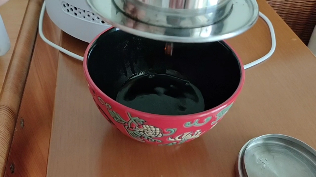 简易器具下的滴漏咖啡,头一次冲有些手生