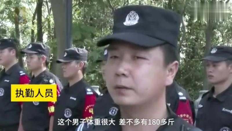 ...面无血色,随后被应急队员用担架抬下山送医治疗。经医生检查,该男子...