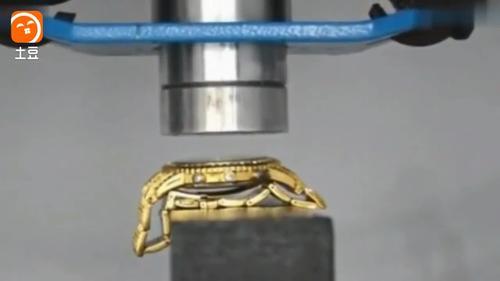 在液压器之下,劳力士手表坚固如此,看来卖得那么贵也是合理的