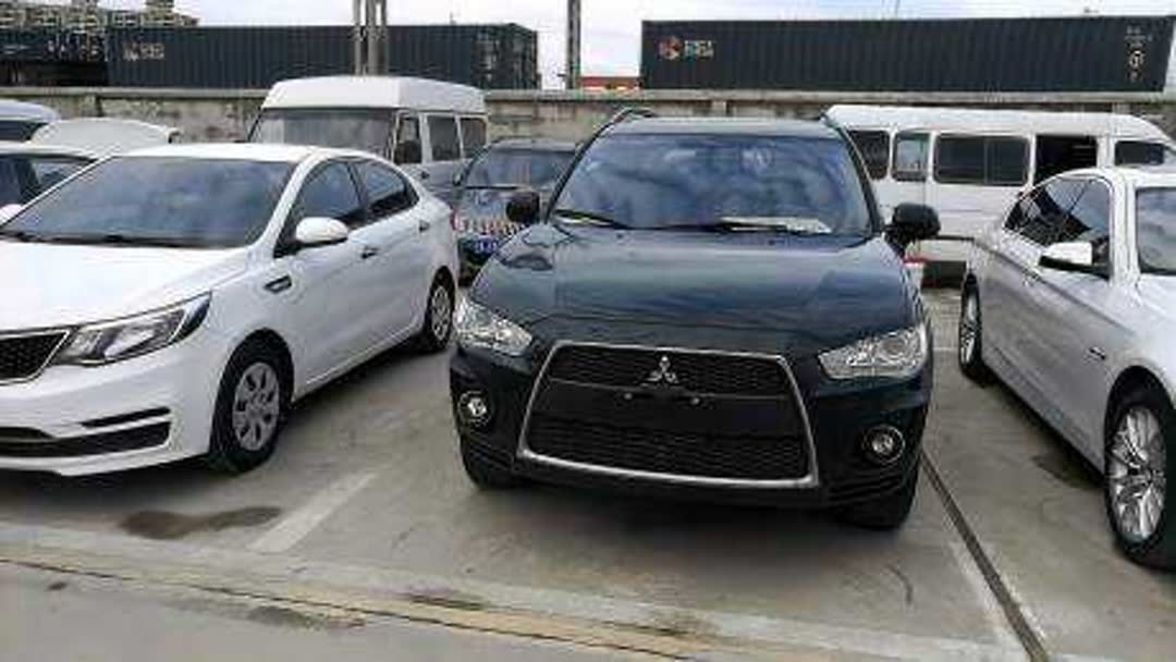 三菱欧蓝德12年2.4L进口版新车含税价30万,现7米不到