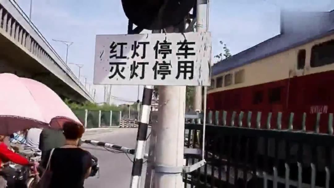 京包铁路北京双清路道口开往赤峰的2621次普快列车通过