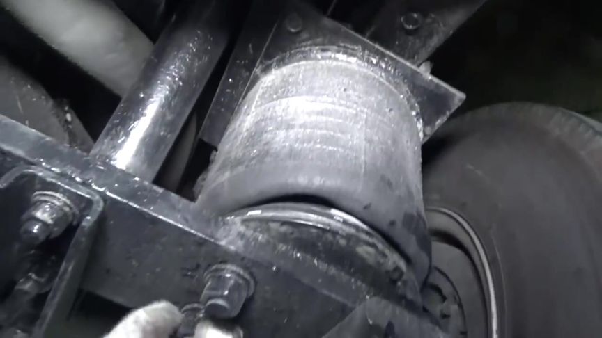 看看汽车气囊减震是怎么更换的