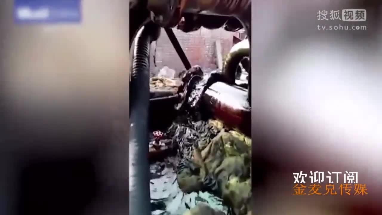 俄罗斯小镇供暖系统出意外 居民家中水管竟流出石油