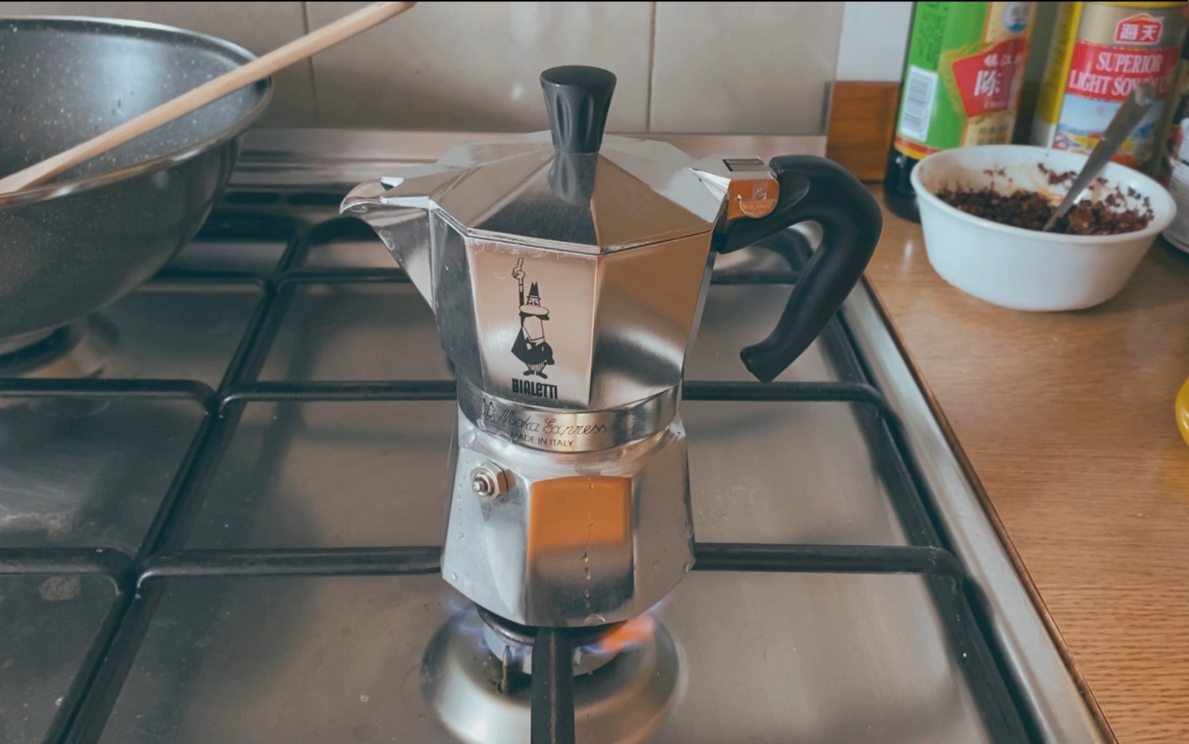 出门买咖啡,回家自己煮。入乡随俗