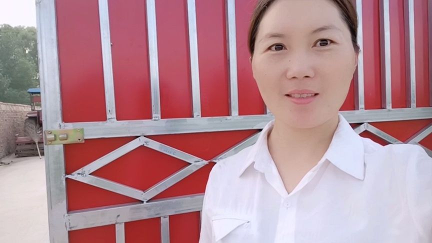 猪场排水沟设计好,紧锣密鼓施工,媳妇视察看看几天可以完工