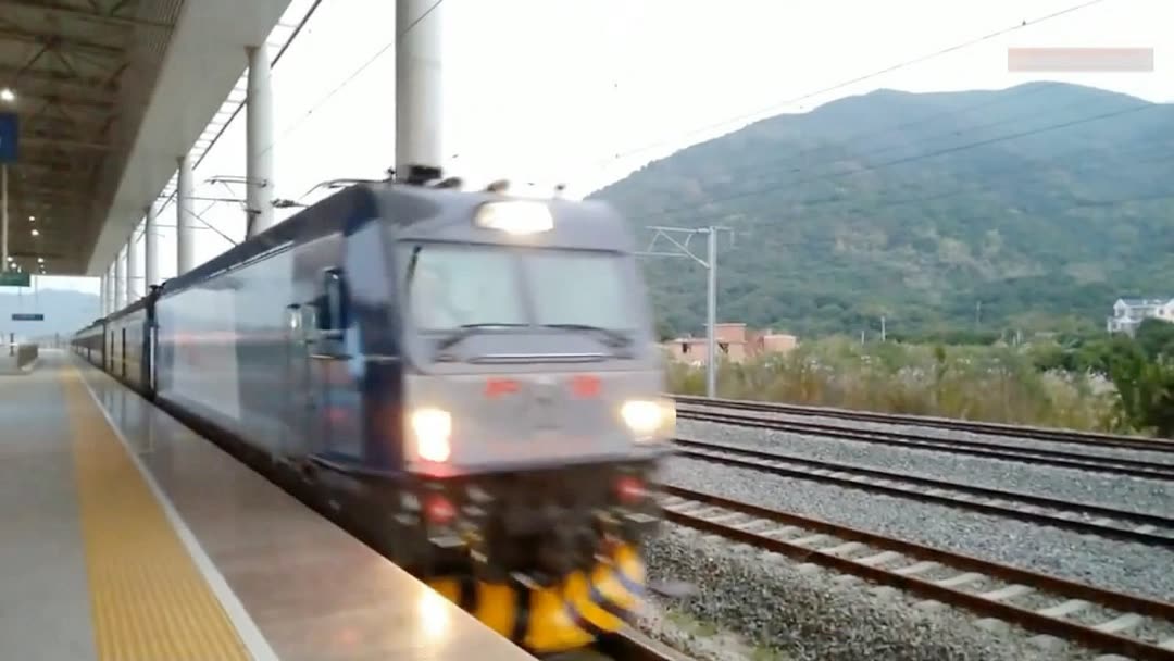 厦门开往昆明的火车 HXD3C牵引K230次列车中途停靠漳州站