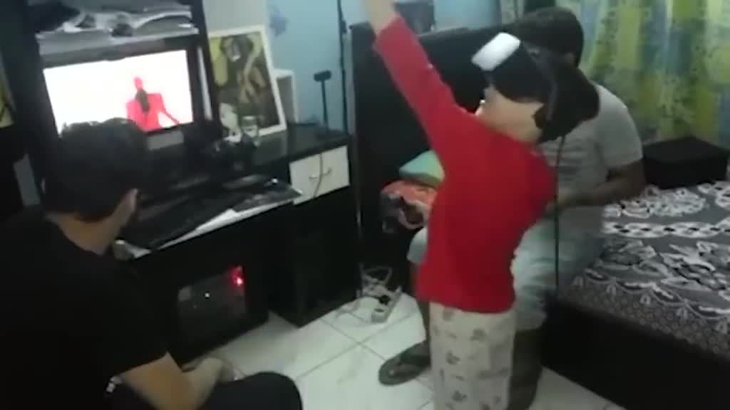 戴着VR眼镜玩游戏是不是特别刺激,不过容易尴尬