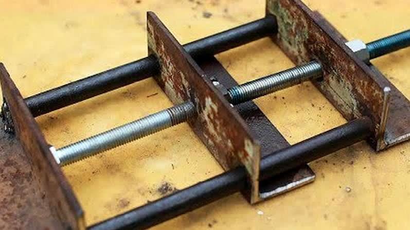 手电钻打孔不方便?牛人教你制作这个工具,轻松解决!