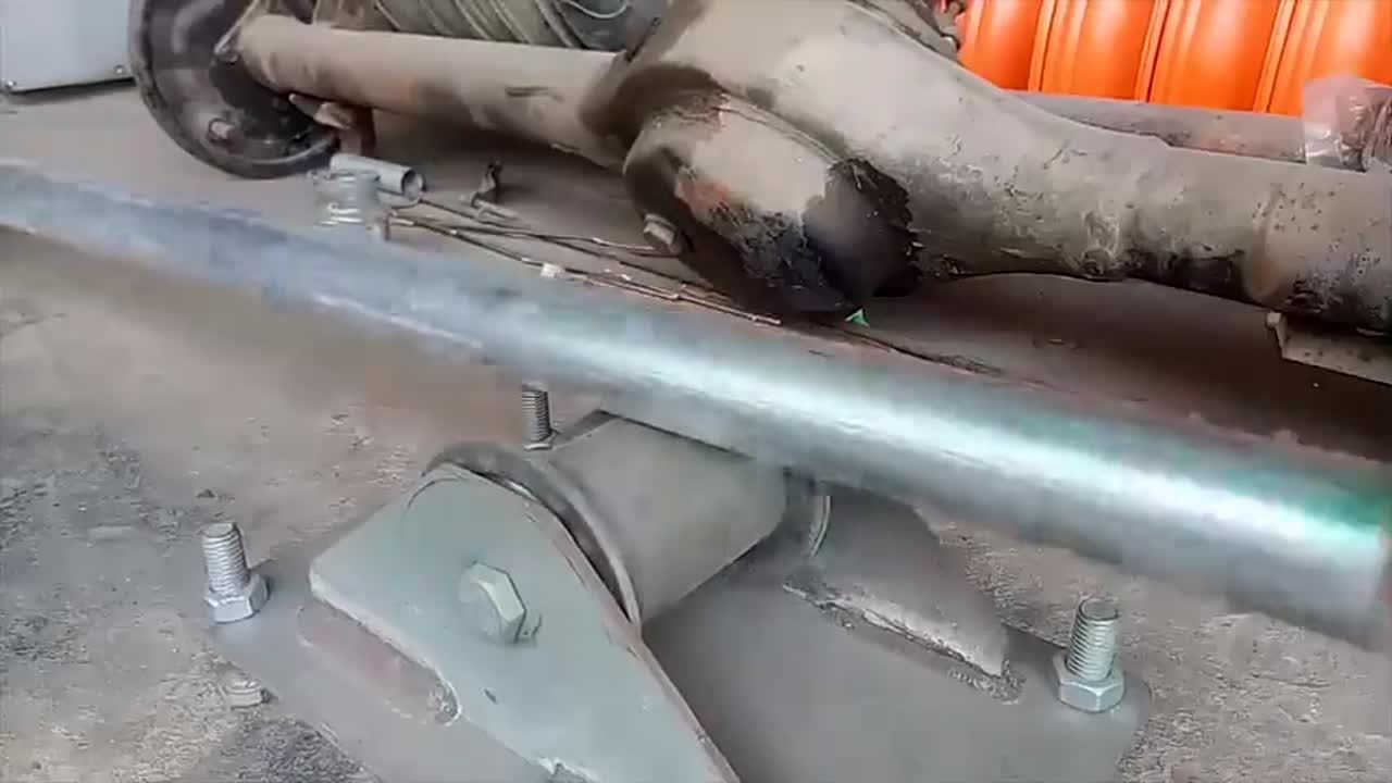 男子在家自制弯管机,缺啥工具自己造,动手能力强就是任性