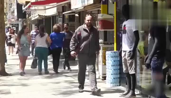 国外恶作剧:俩小伙扮成假人模特恶搞路过行人,妹子被吓得尖叫