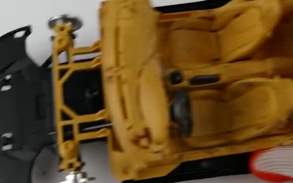 维修破损的保时捷跑车模型。