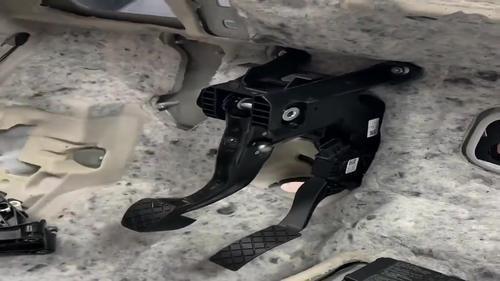 汽车制造之手动挡踏板安装