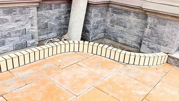 庭院排水沟设计,乡下房子庭院排水沟护栏贴瓷砖装饰技巧