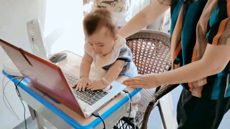 8个月宝宝的模仿能力真强,今天学爸爸用电脑"打字",有模有样