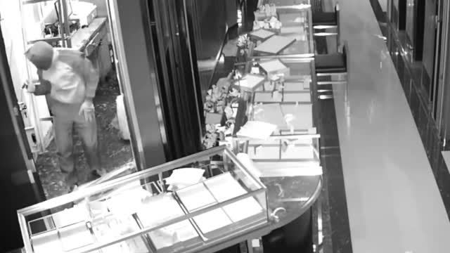 金店价值373万黄金首饰被盗,嫌疑人骑自行车逃至河南