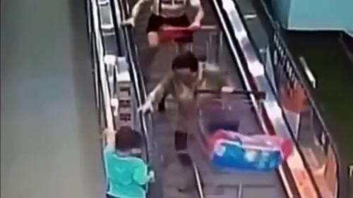 多亏大姐身手敏捷,不然电梯突发事故太危险,有的人根本来不及反应!