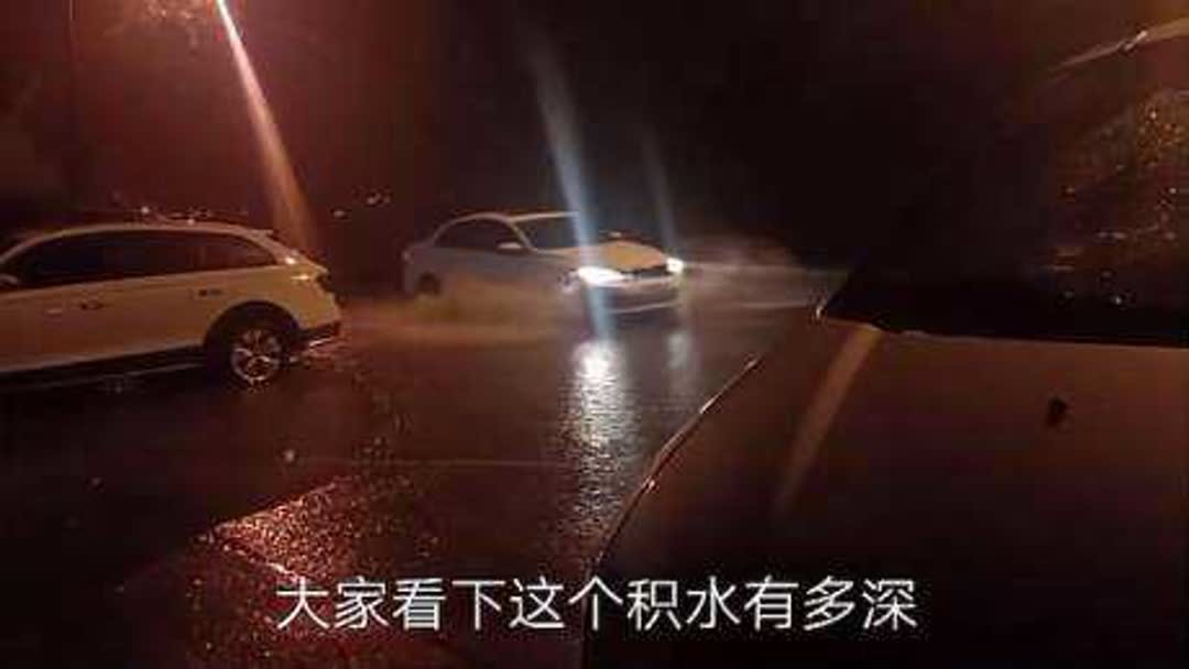 刚刚上海突发特大暴雨,电闪雷鸣,狂风暴雨,太吓人了
