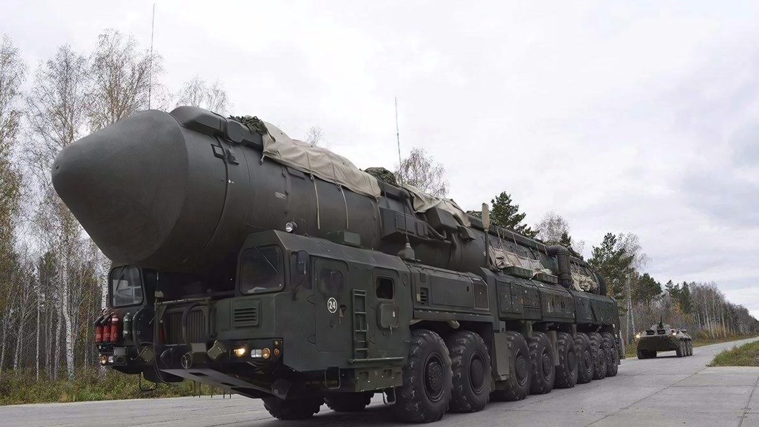 六旬老太出门耕地,偶遇俄军6辆核导弹车,全村人围观后20人被捕