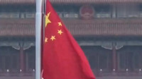 实拍天安门广场升国旗全过程,军人动作利索,擎旗手甩旗帅气!