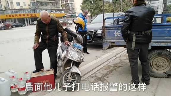 三轮车倒车撞上骑电动车的大爷各说各有理到底是谁的责任