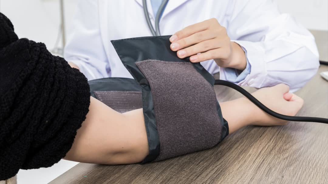 一天中什么时候测量血压最重要?医生:这2个时间点是峰值