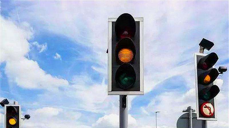 怎样才算闯红灯?老司机告诉你闯红灯的判断标准,你都知道吗?