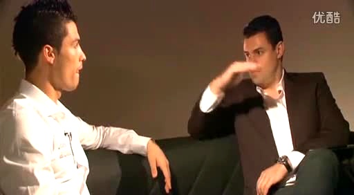 C罗接受专访时开玩笑表示 我比梅西更优秀