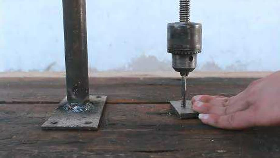 丝锥攻丝新方法,加力杆和夹头配合,攻丝效果还真不错
