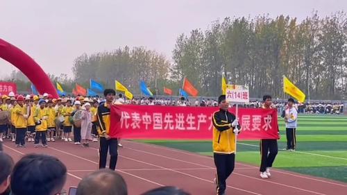 小学运动会开幕式上,展现了最初的播种到最后的工业化,太棒了