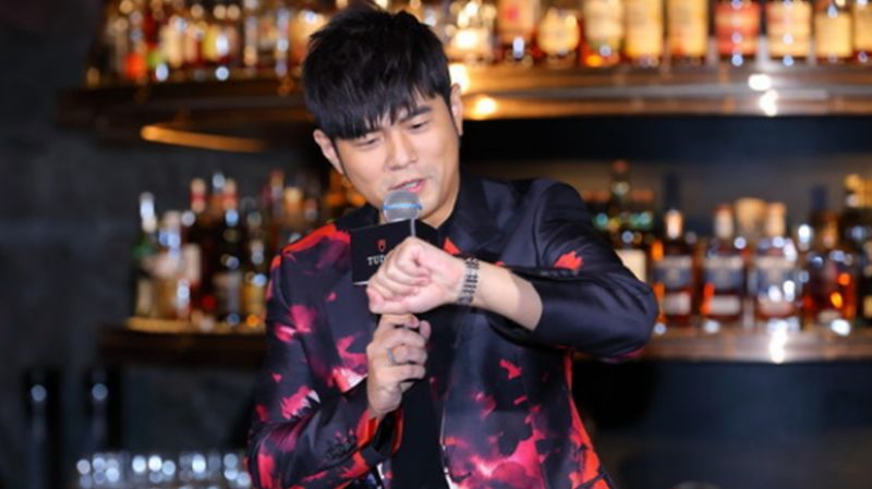 周杰伦接受采访害怕被提问：不会问照片的事情吧？喊要自导自演