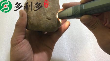 一块大马砍场口的黄皮翡翠原石开出白冰,意料之中!