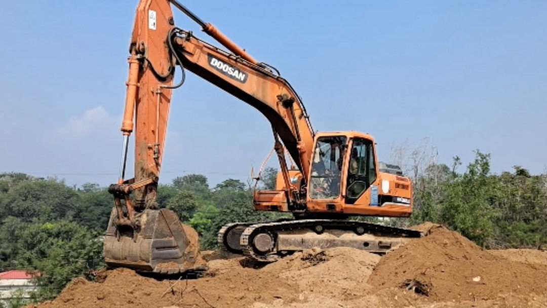 这种260型号挖土机在农村干活,一小时要价240元,大家觉得贵吗