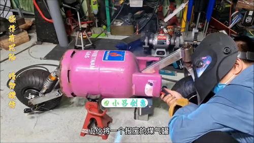 小伙把废弃的煤气罐进行简单的加工改装,竟然制作出动力十足的电动车