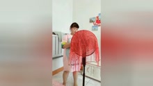 夏天用电扇最担心宝宝会受伤,纱巾绑到电风扇上安全又时尚