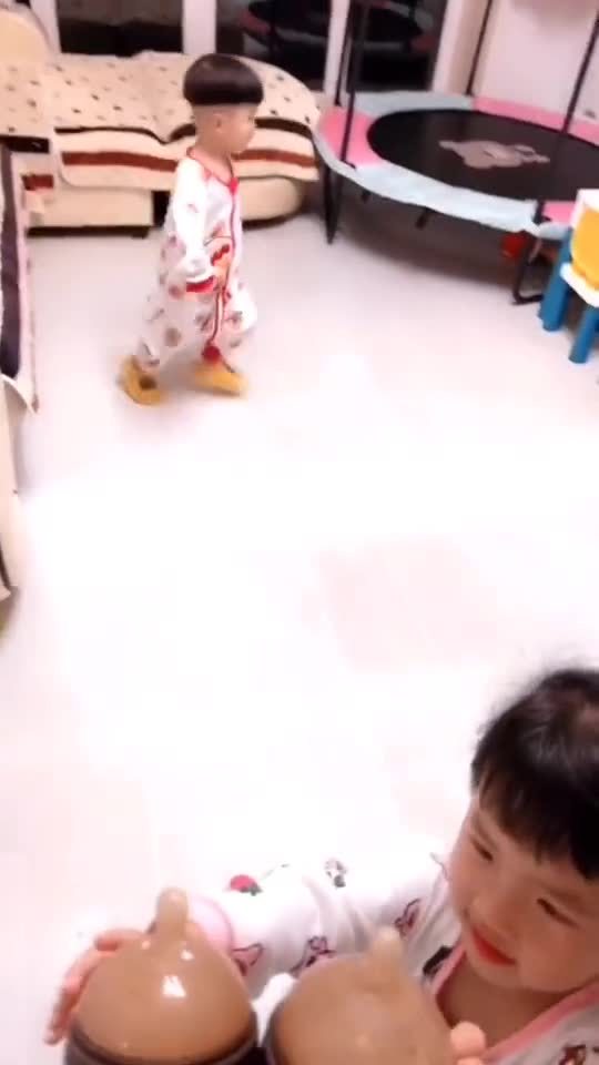 真不愧是一个娘胎里出来的感情超好