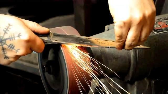 看大神如何打造匕首,这技术真没谁了!