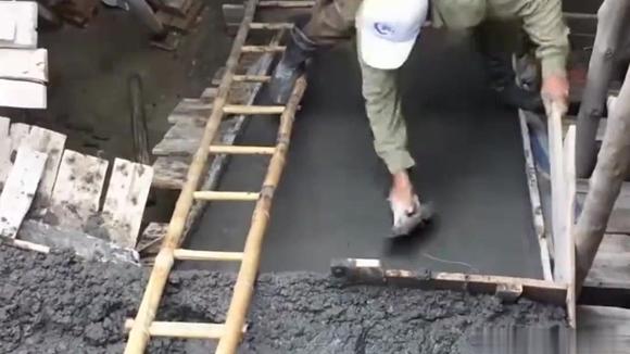 实拍农民工给楼房楼梯斜坡做现浇,最后连梯子都用上了,长见识-