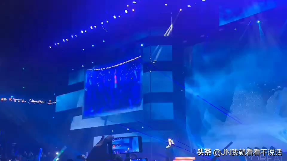 年会办成了演唱会,谁这么牛?