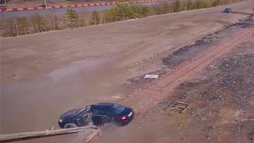 吉利帝豪侧面柱状碰撞测试,无车能敌!